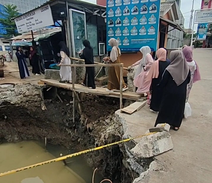 Proyek Penanganan Banjir Legoso Permai Tutup Akses Jalan Tarumanegara ...